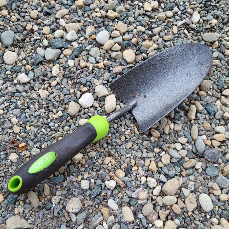 Dig Up Your Garden With These Top 8 Garden Trowels (2022) - Breathing ...
